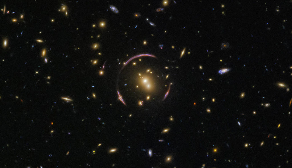 Hubble scatta una foto al meraviglioso fenomeno chiamato Anello di Einstein
